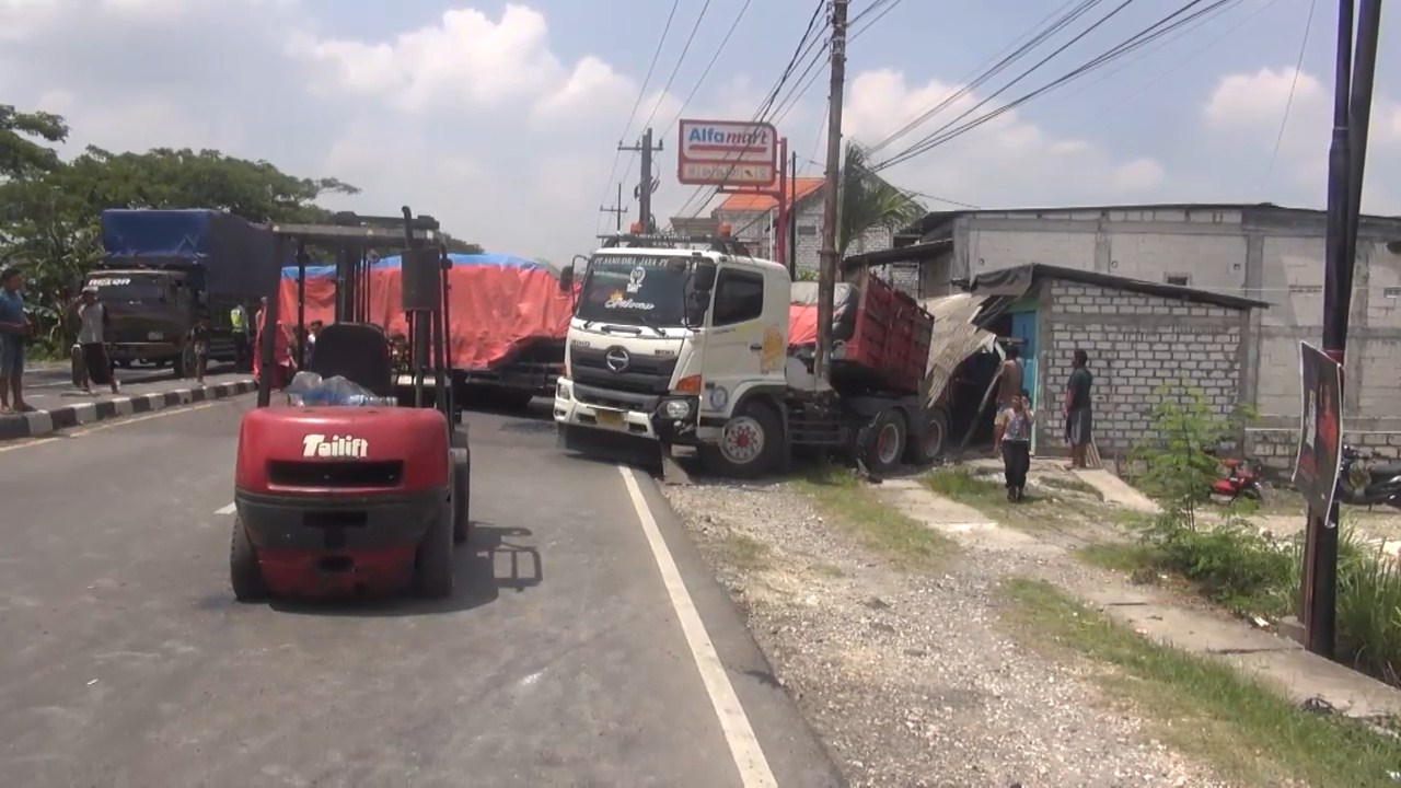 Truk Trailer Tabrak Toko hingga Melintang di Jalur Pantura Lamongan Truk Trailer Tabrak Toko hingga Melintang di Jalur Pantura Lamongan